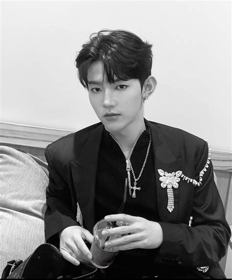 목동꽃집 오목교꽃집 앨리끄 연예인 서포트 [제로베이스원 장하오님 Zerobaseone 인이어 서포트 플라워박스] 네이버 블로그