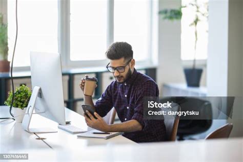 비즈니스 커뮤니케이션 및 사람 개념 컴퓨터와 행복한 사업가 사무실에서 휴대 전화를 사용 경영자에 대한 스톡 사진 및 기타 이미지 경영자 기업가 남자 Istock