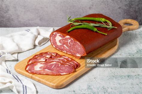 쇠고기 립아이 파스트라미 나무 도마에 말린 터키 베이컨 조각 전통적인 터키 요리 현지 이름 세멘리 파스티르마 0명에 대한 스톡 사진 및 기타 이미지 Istock