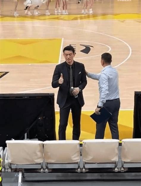被自家球迷喊“下课”，王博的回应不愧是儒帅，广厦球迷真可悲水平主场比赛