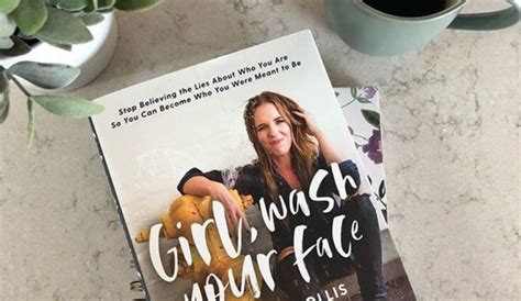 خودت باش دختر کتابی نوشته ریچل هالیس که در لیست پر فروش های آمازون و