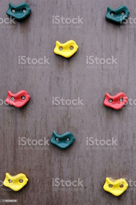 색깔 홀드 또는 후크와 어린이 놀이터를위한 등반 벽 아이들을위한 개념 익스트림 스포츠 교육 0명에 대한 스톡 사진 및 기타 이미지 Istock