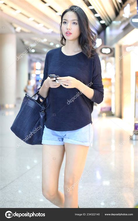 Chinese Model Actress Zhang Zilin Arrives Beijing Capital International Airport — Stock
