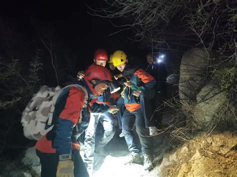 游客爬山崴脚，怀柔消防员连夜接力背下山