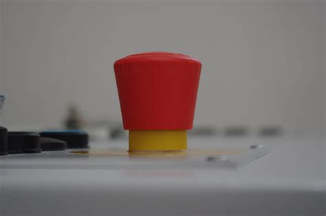 무료 이미지 과학 기술 화이트 유리 경보 빨간 색깔 세라믹 조명 장난감 단추 도움 디자인 중지 전기 같은 모양 전기적으로 비상 정지 스위치