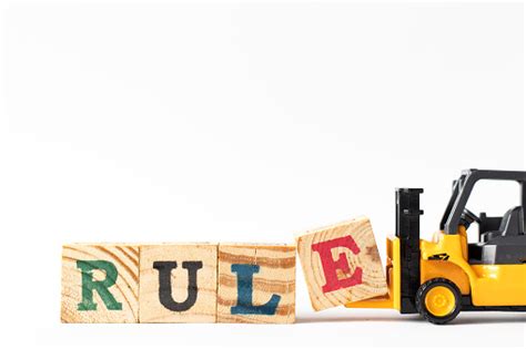 장난감 지게차 는 흰색 배경에 단어 규칙을 완료하기 위해 나무 편지 블록 전자를 개최 감사에 대한 스톡 사진 및 기타 이미지 감사 개념 개념과 주제 Istock