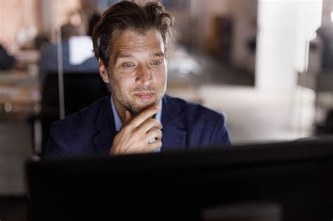 회사 사무실에서 데스크톱 Pc로 작업하는 사려 깊은 사업가 남자에 대한 스톡 사진 및 기타 이미지 남자 비즈니스 캐주얼