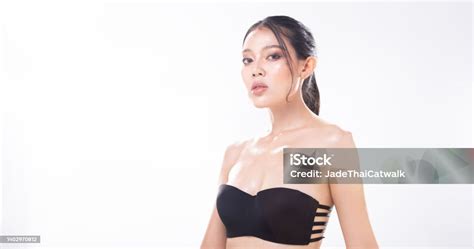 하프 바디 젊은 성인 아시아 여성 카메라를보고 아름다운 패션은 열린 어깨를 구성합니다 20 29세에 대한 스톡 사진 및 기타 이미지 20 29세 건강한 생활방식 검정