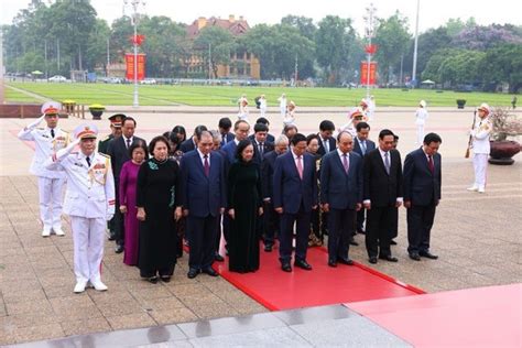 奠边府大捷70周年：党和国家领导拜谒胡志明主席陵 越南人民报网