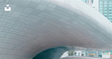 사람들은 낮에 회색 콘크리트 다리를 걷습니다 사진 Unsplash의 무료 회색 이미지