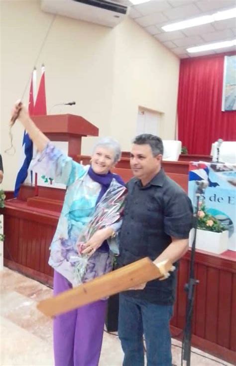 Entregan A Mayda Pérez La Réplica Del Machete Del Coronel Simón Reyes Radio Surco