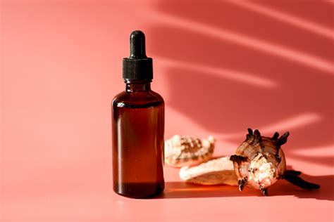 분홍색 배경에 화장품 유리 드롭퍼 병과 아름다운 껍질 천연 화장품 보습 세럼 네이처 코스메틱 컨셉 0명에 대한 스톡 사진 및 기타 이미지 Istock