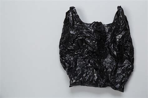 회색 배경에 사용 된 검은 색 비닐 일회용 가방의 클로즈업 0명에 대한 스톡 사진 및 기타 이미지 0명 가방 개념 Istock