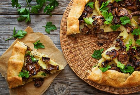 나무 배경에 감자 짬뽕과 녹지가 있는 짭짤한 탱 평면도 플랫 레이 갈레트에 대한 스톡 사진 및 기타 이미지 갈레트 양파 오븐에 굽기 Istock