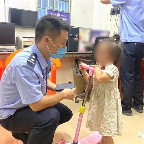 暖心英德桥头一2岁女童走失在红绿灯路口幸好有他们 国庆 群众 公安