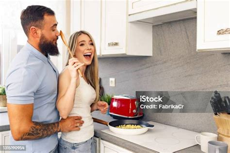 젊은 남자와 여자 함께 부엌에서 음식을 요리 음식을 준비 하는 행복 한 부부 2명에 대한 스톡 사진 및 기타 이미지 2명 가정 주방 가정의 방 Istock