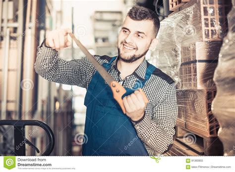 Trabajador De Sexo Masculino Hermoso Que Muestra Sus Herramientas De Funcionamiento Imagen De