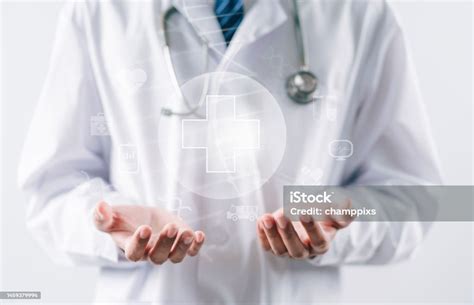 건강 보험 개념입니다 흰색 코트 유니폼을 입은 의사는 플러스와 의료 의료 아이콘 건강 및 복지 건강 개념에 대한 접근을 들고 있습니다 긴급 개념에 대한 스톡 사진 및 기타