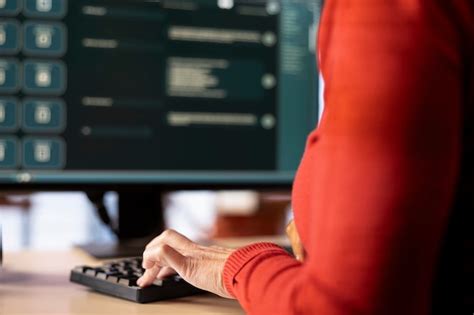 해결책을 위해 데스크 컴퓨터에 표시된 Ai 채팅 응용 프로그램 무료 사진