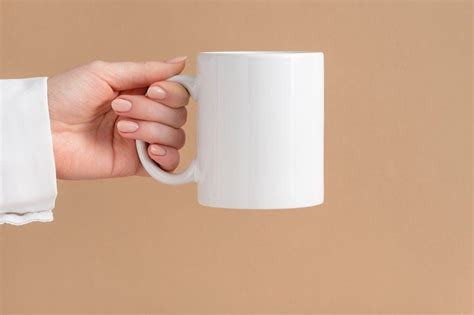 Женские руки держат макет белой пустой кружки чашки для вашего дизайна