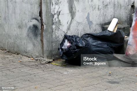 쓰레기를 수거하기 위한 시멘트 상자 옆 길가에 있는 검은 쓰레기 환경 개념 가득 찬에 대한 스톡 사진 및 기타 이미지 가득 찬 가방 개념 Istock