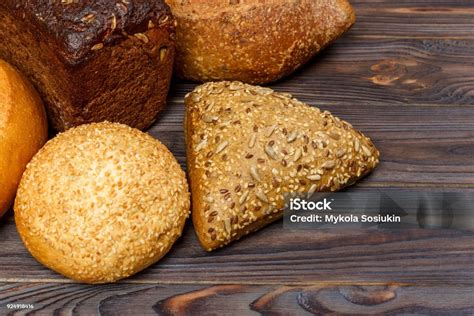 베이커리 배경 검은 나무 배경에 빵 구색 복사 공간 평면도 Theatrical Performance에 대한 스톡 사진 및 기타 이미지 Theatrical