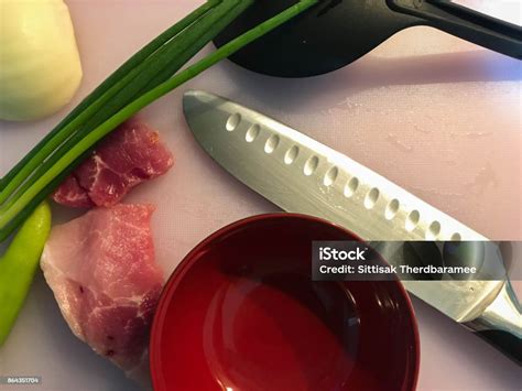개념 양파 파 돼지고기 고추 그릇 나이프와 흰색 플라스틱 자르고 조리 식품 보드에 국자를 준비 합니다 개념에 대한 스톡 사진 및 기타 이미지 Istock