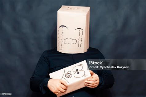 감정 개념입니다 남자는 그의 팔에 작은 아이 보유 하고있다 에 슬픔과 동정 표현의 한 얼굴 눈물 연입니다 어린이 얼굴 진정을 반영 합니다 개념에 대한 스톡 사진 및 기타