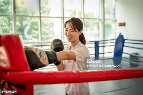 아름 다운 여성 아시아 권투 선수 행복 하 고 재미 피트니스 복싱과 가방 펀치 가방에 대한 스톡 사진 및 기타 이미지 가방 개성 개념 건강관리와 의술 Istock
