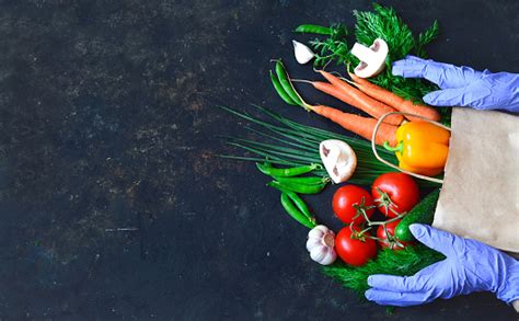 신선한 채소와 장갑을 낀 손이 어두운 배경에 있는 건강한 음식 컨셉 토마토 호박 양파 양상추 딜 후추 오이 마늘 당근 코로나