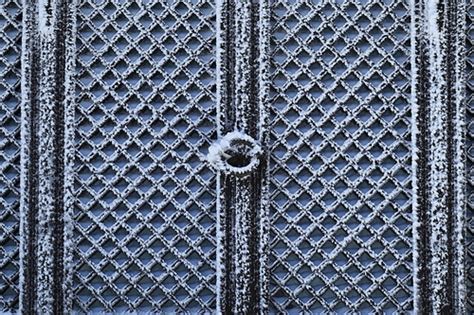 전통 한옥의 얼음이 맺힌 전통문양의 창문의 패턴과 문고리 유토이미지 상세페이지 베이직샵 20307258