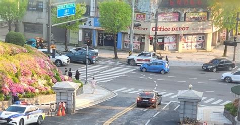 ‘사이드 브레이크가 풀려서춘천지검 사거리 횡단보도까지 미끄러진 차량