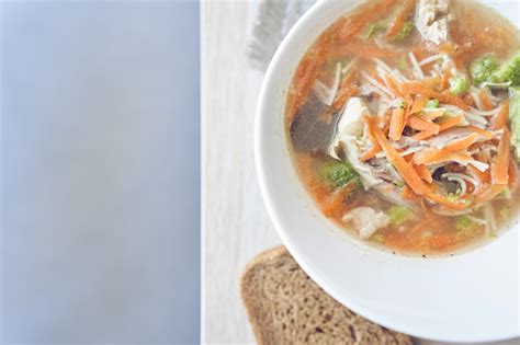 테이블 위의 흰색 접시에 야채와 고기로 만든 건강하고 맛있는 수프와 왼쪽에 복사 공간이 있는 빵의 평면도 레스토랑 메뉴 카페