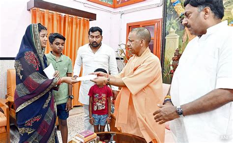 Yogi Adityanath Meets With Kuwait Fire Victims Families From Gorakhpur