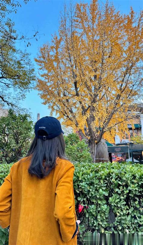 侯佩岑新穿搭引爆潮流！黄色麂皮绒外套搭配卡其色阔腿裤，时髦指数直线上升！ 360娱乐，你开心就好