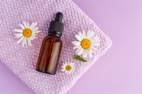 모발용 유기농 비건 천연 화장품 카모마일 꽃과 에센셜 오일화장품 병의 플랫 레이 구성 자연의 아름다움 맨 위 보기입니다 텍스트 공간 0명에 대한 스톡 사진 및 기타 이미지