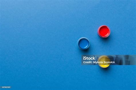 색깔의 배경에 다른 색상의 구아슈항아리 취미 회화 빈 공간이 있는 상단 뷰입니다 창의성을 위한 직장 가정 교육 컨셉 드로잉 0명에 대한 스톡 사진 및 기타 이미지 Istock