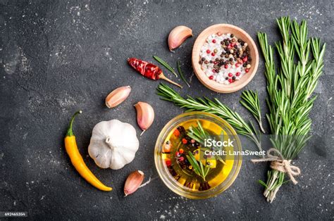 향미료와 나물입니다 로즈마리 칠리 후추 마늘 올리브 오일 소금 후추에 어두운 표 요리 재료입니다 귀하의 제조 법에 대 한 공간을 복사 건강한 식생활에 대한 스톡 사진 및