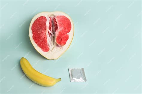 Safe Sex Pamplemousse Juteux Et Banane Dans Un Préservatif Le Symbole