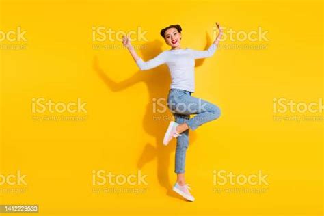 달콤한 흥분 숙녀의 전체 길이 사진 긴 소매 점프 높은 빈 공간 고립 된 노란색 배경 20 24세에 대한 스톡 사진 및 기타 이미지 20 24세 갈색 갈색 머리