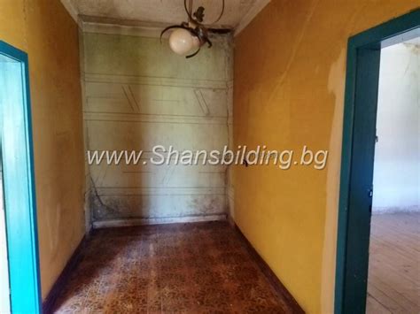 Къща в гр Перущица Едноетажна къща 72 кв м РЗП 600 кв м двор Къщи Вили Перущица Едно