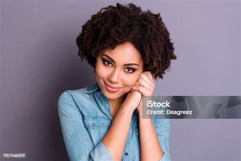 닫기 사진의 차분한 내용 레이디 청소년 장소 손 손바닥 함께 뺨 느낌 기쁜 품위 화려한 옷을 입고 현대 데님 옷 고립 된 회색 배경 갈색 머리에 대한 스톡 사진 및 기타