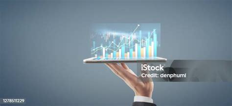 사업 계획 그래프 성장 그의 사업에 차트 긍정적 인 지표의 증가 손에 태블릿 경제에 대한 스톡 사진 및 기타 이미지 경제