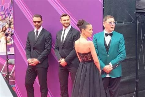 Лепс появился в сопровождении молодой девушки на Премии Муз ТВ