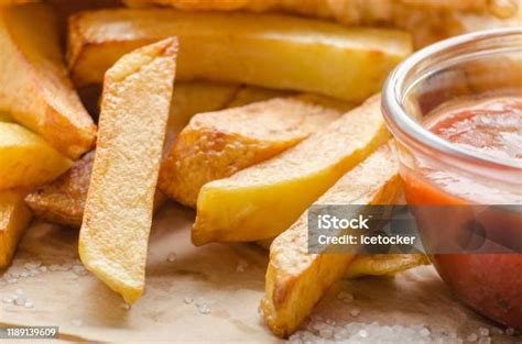 양피지에 케첩 소스를 곁들인 영국 전통 길거리 음식 피시 앤 칩스 감자 요리에 대한 스톡 사진 및 기타 이미지 감자 요리 감자 칩 건강에 좋지 않은 음식 Istock