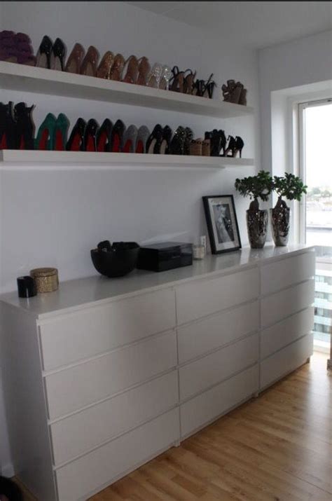 Shoe Shelf Above Dresser In Living Room Soveværelse Inspiration Plantegninger Spisebord