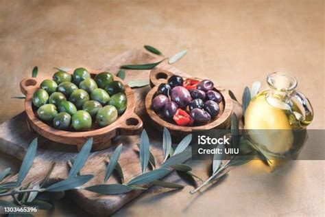 따뜻한 색상 테이블에 올리브 나무 그릇에 타파스 또는 안티 파스티절에 대한 절인 올리브와 지중해 정수 생활 올리브에 대한 스톡 사진 및 기타 이미지 Istock