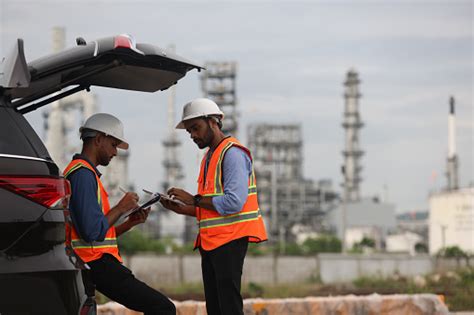 주황색 안전 조끼와 Ppe를 입은 산업 엔지니어가 정유 및 가스 석유 화학 공장에서 자동차 뒷문에서 작업하고 있습니다 2명에 대한 스톡 사진 및 기타 이미지 Istock