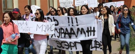 Төлбөр нэмэгдсэнийг эсэргүүцэж оюутнууд жагслаа