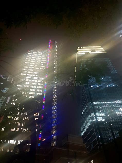 Misteriosa Foto De Los Edificios Modernos Iluminados De Londres Imagen